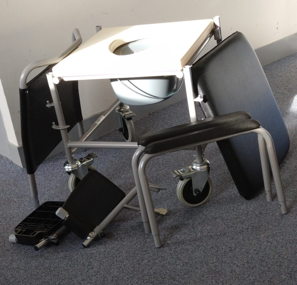 Apex Mobile Commode (SAC360) - SmitCare